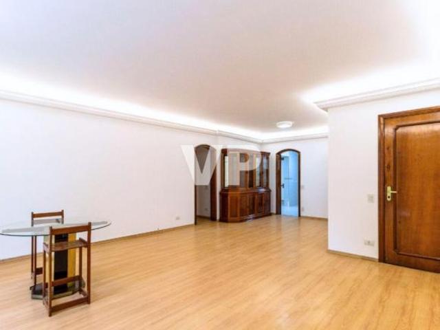Apartamento amplo de 172 m² com lazer completo em Moema