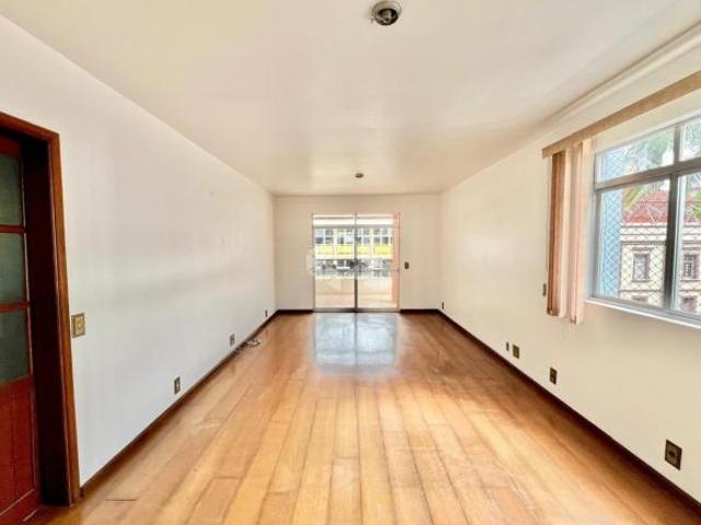 Apartamento Amplo de 3 Dormitórios no Coração da Cidade