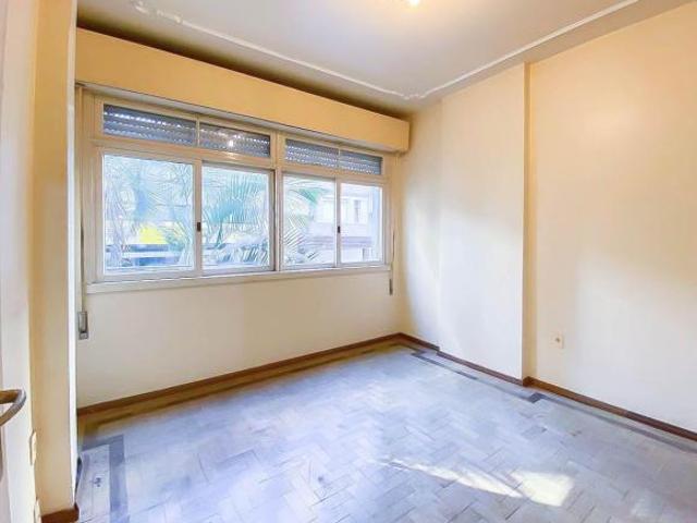 Apartamento amplo de 3 dormitórios, ensolarado, com portaria 24h próximo à UFRGS