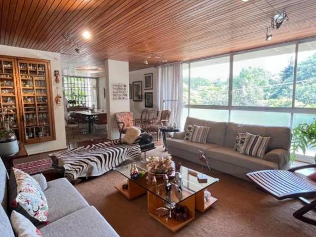 Apartamento amplo de arquiteto renomado