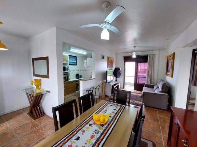 Apartamento amplo, dois quartos, sacada, box privativo, mobiliado, a uma quadra do mar. R$ 385.000