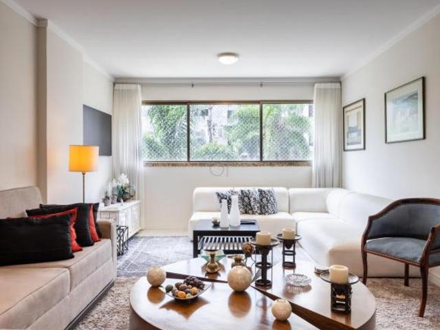 Apartamento amplo e muito bem localizado no Noroeste