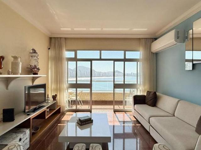 Apartamento amplo e mobiliado a poucos passos da Praia das Astúrias | 4 dormitórios + sacada