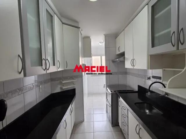Apartamento amplo e mobiliado com 3 quartos no Condomínio Pontal de Abrolhos