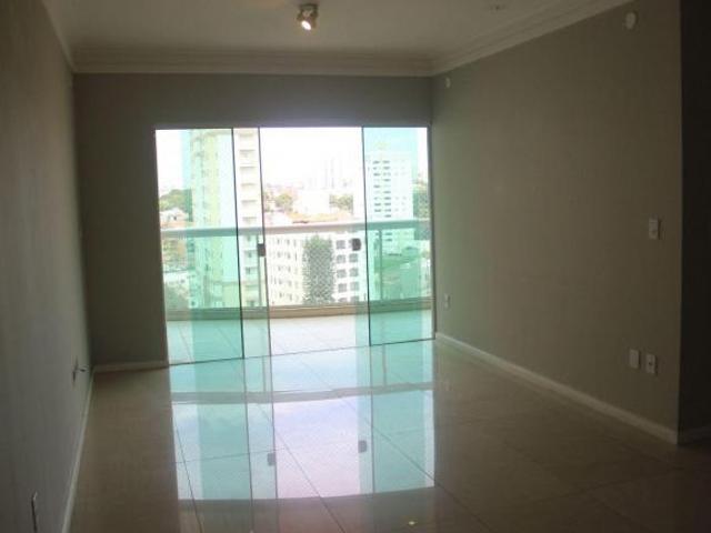 Apartamento Amplo e Moderno no Edifício Center Plaza com Vista Tranquila