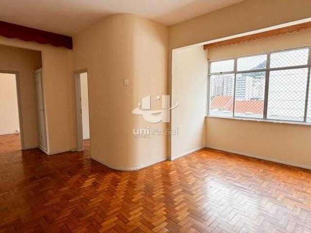 Apartamento amplo e arejado no coração de Juiz de Fora