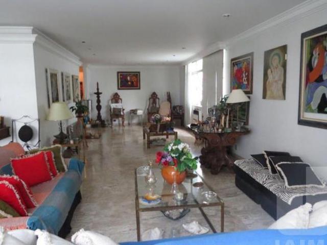 Apartamento amplo e bem conservado, com planta generosa e excelente iluminação natural