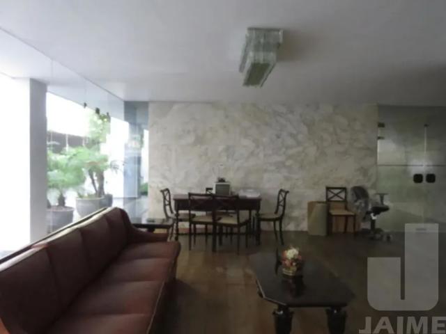Apartamento amplo e bem conservado, com planta generosa e excelente iluminação natural