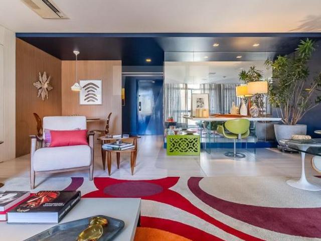 Apartamento amplo e impecável, com projeto de revista, em prédio icônico de Santa Cecília