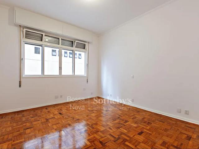 Apartamento amplo e reformado em localização nobre no Jardins