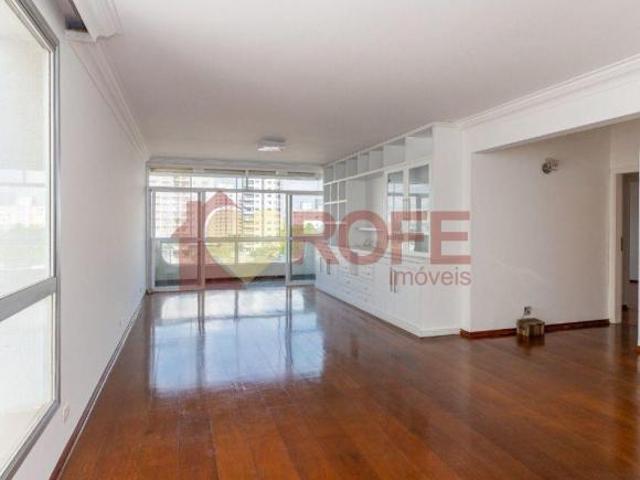 Apartamento em Moema, todo reformado, ótima localização