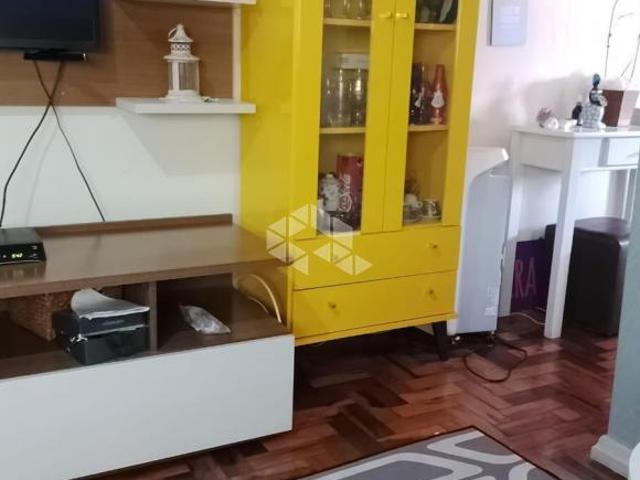 Apartamento amplo e semi mobiliado,com otima localizacao