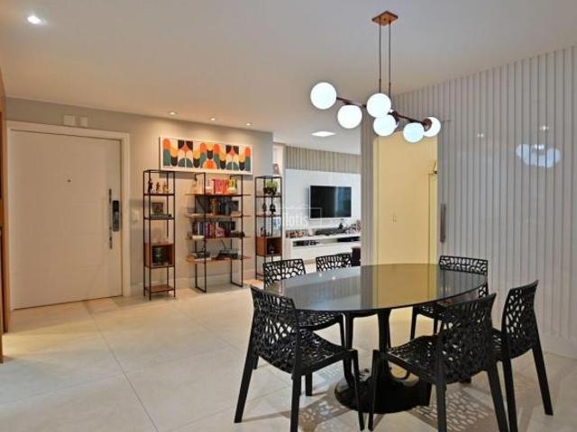 Apartamento amplo, elegante e extremamente funcional
