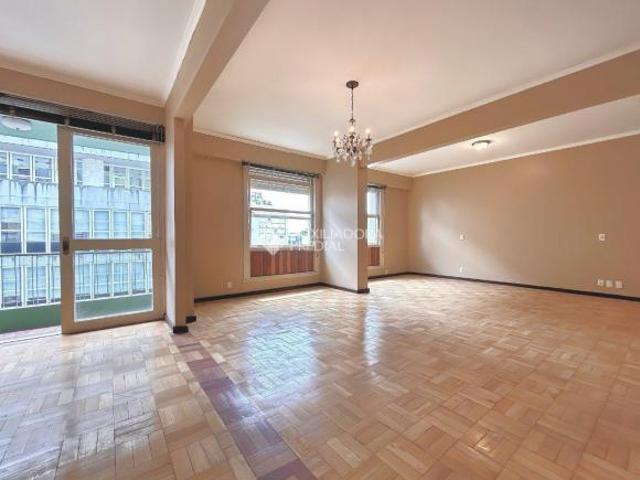 Apartamento amplo em andar alto com sacada!