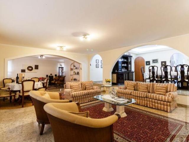 Apartamento amplo em edíficio clássico no Jardim América