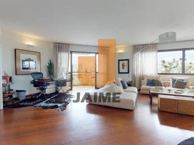Apartamento amplo, em ótima localização com vista para o Vale do Pacaembu