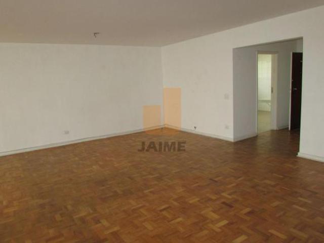 Apartamento amplo em rua arborizada com 3 dormitórios sendo 1 suíte e 1 vaga Santa Cecília