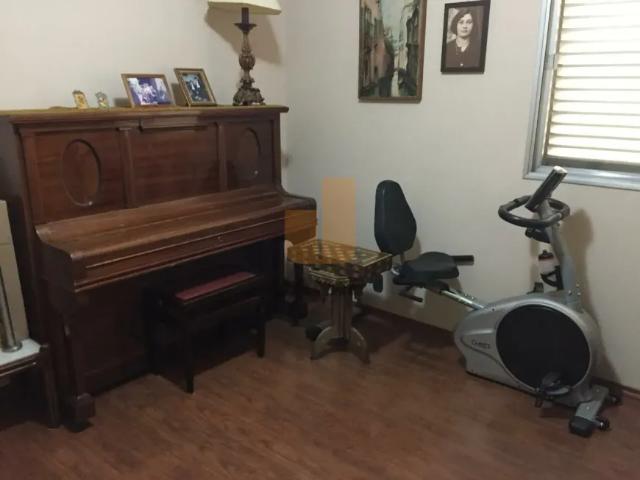 Apartamento amplo, em rua tranquila, arborizada, ensolarado