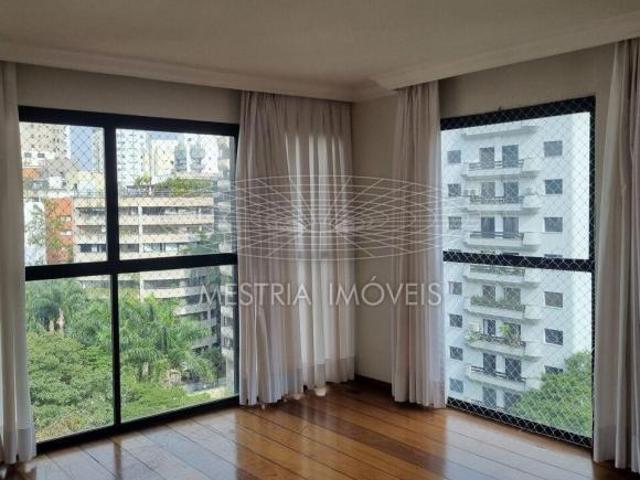 Apartamento amplo em rua tranquila e arborizada!