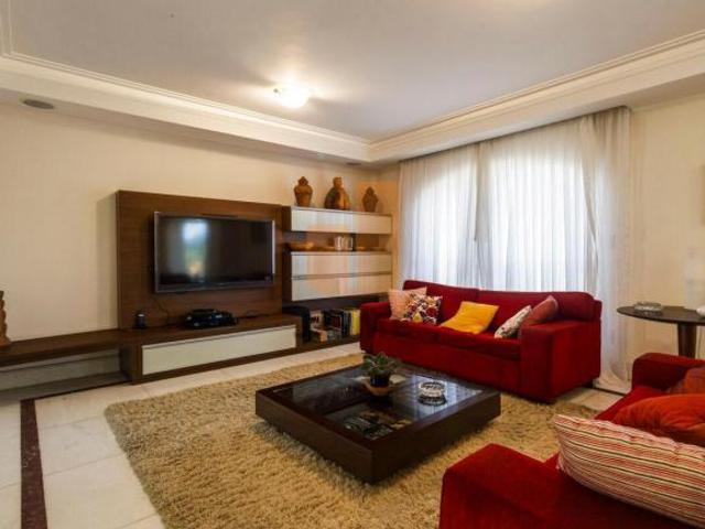 Apartamento amplo, ensolarado em rua tranquila e arborizada em área nobre de Perdizes