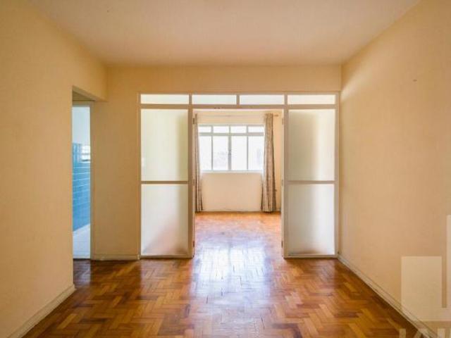 Apartamento amplo ensolarado, próximo ao comércio, escolas e hospitais