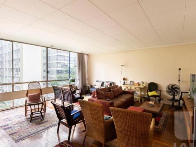 Apartamento amplo. Excelente localização. Oportunidade!