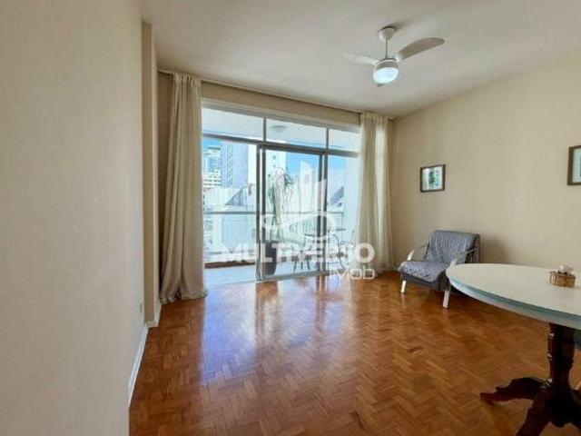 Apartamento amplo, iluminado e com vista parcial para o mar no Gonzaga, em prédio frente mar!