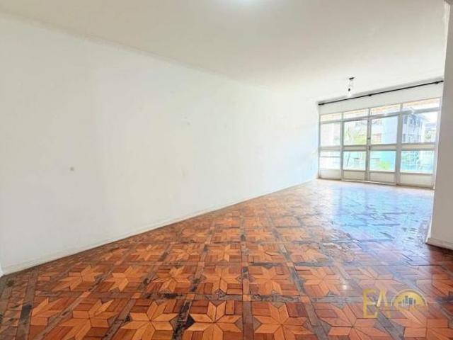 Apartamento amplo na Ponta da Praia, com 133m²