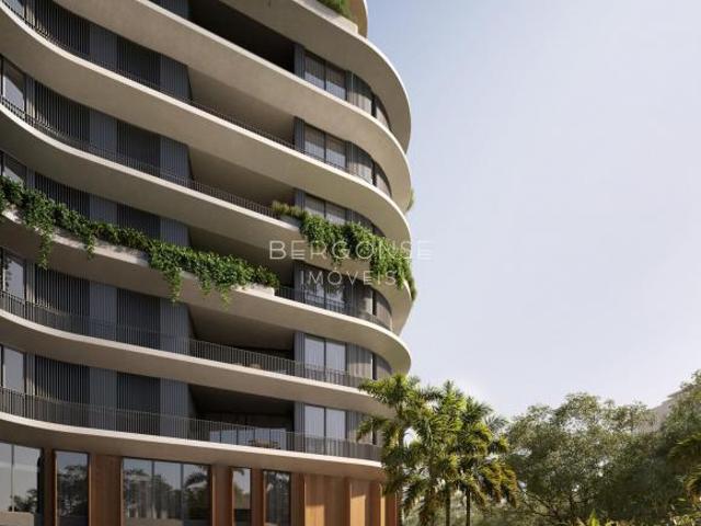 Apartamento amplo no Água Verde, em Curitiba, com