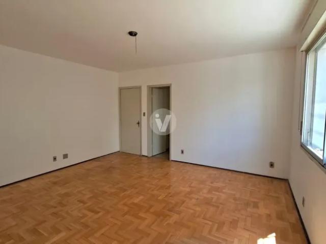 Apartamento amplo para locação, localizado na esquina da Av. Presidente Vargas!