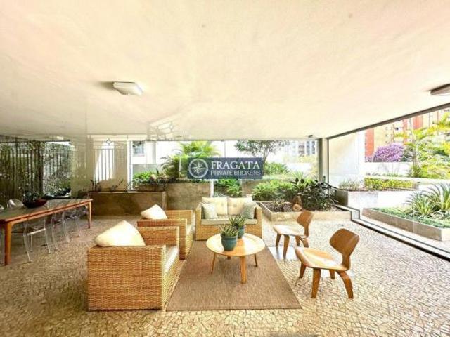 Apartamento amplo para reforma com muita iluminação natural no Jardins !