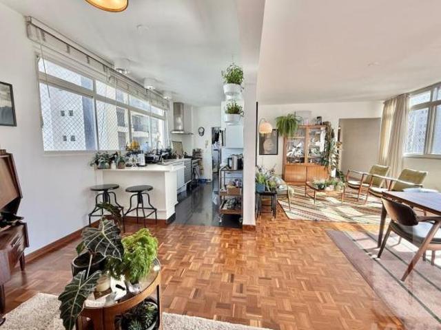 Apartamento andar alto com 03 dormitórios e 02 banheiros próximo à Paulista