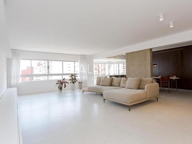 Apartamento andar alto, face norte com 4 suítes a poucos passos da Praça do Japão