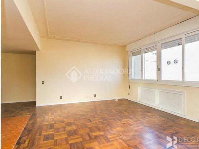 APARTAMENTO: APARTAMENTO: Belíssimo apartamento de três dormitórios sendo um deles com sacada