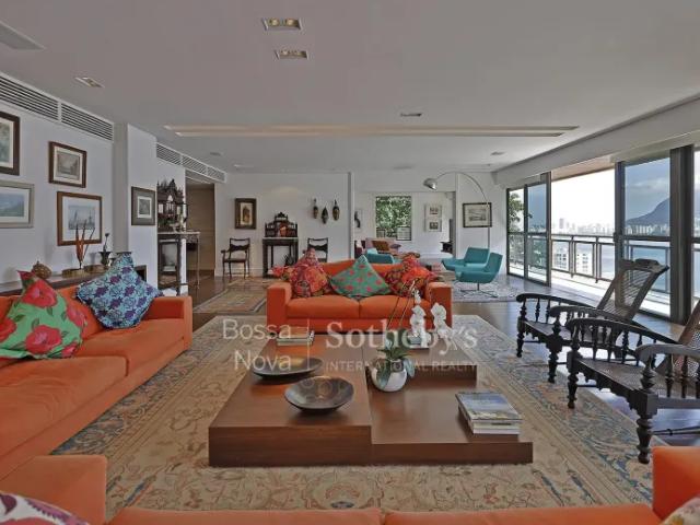 Apartamento avarandado reformado com vista para a Lagoa e o Cristo