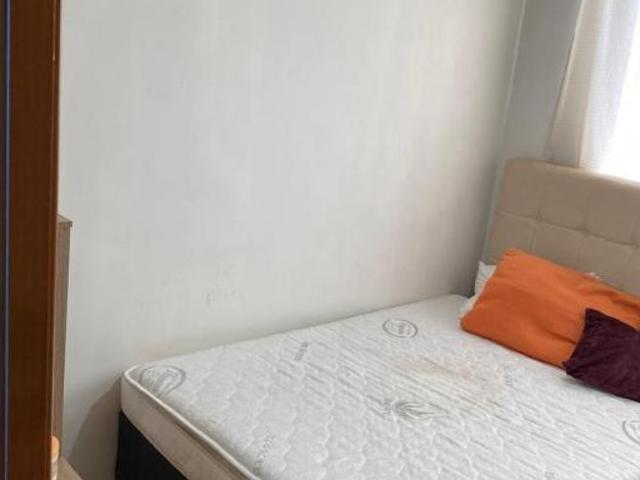 APARTAMENTO BEM CONSERVADO, AMBIENTE FAMILIAR Sala com painel de TV. Cozinha Planejada com balcão