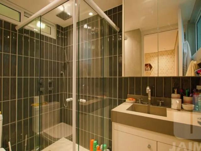 Apartamento bem iluminado 198 m2, 3 dormitórios sendo 3 suítes e 2 vagas Higienópolis
