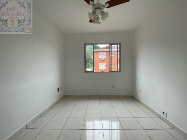 Apartamento bem localizado e com garagem fechada em prédio baixo, além de estar a apenas 800m da Pra
