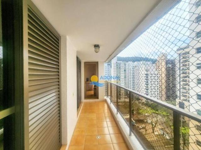 Apartamento beira mar com sacada — Pitangueiras — Guarujá