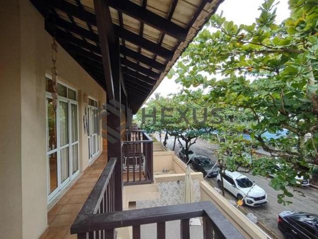 Apartamento beira mar com varanda e lazer na Praia da Enseada, Guaruja