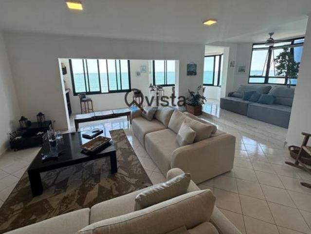 Apartamento beira mar à venda na Praia das Pitangueiras, região Maluf, Guaruj.