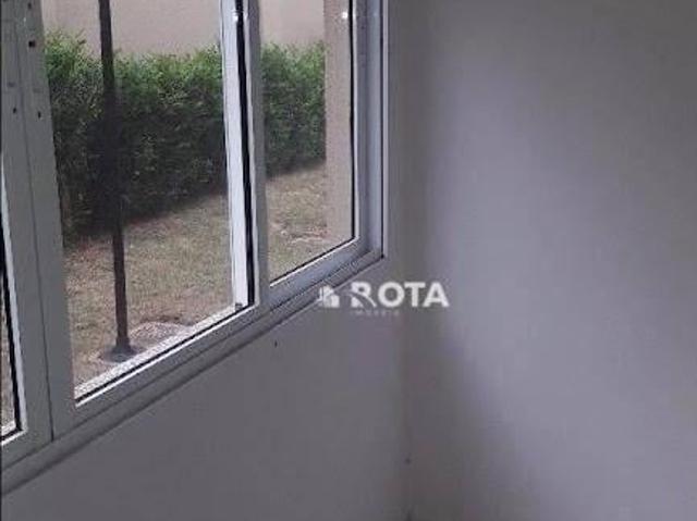 Apartamento c/ 2 quartos em edifício com elevador