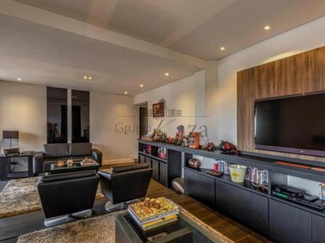 Apartamento Campo Belo 4 Dormitórios 160m²