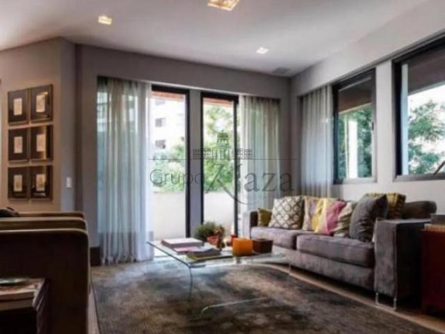 Apartamento Campo Belo 4 Dormitórios 220m²
