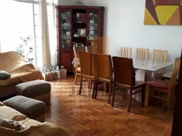Apartamento com Sensação de Casa, Pé Direito Alto e Sacada Ensolarada