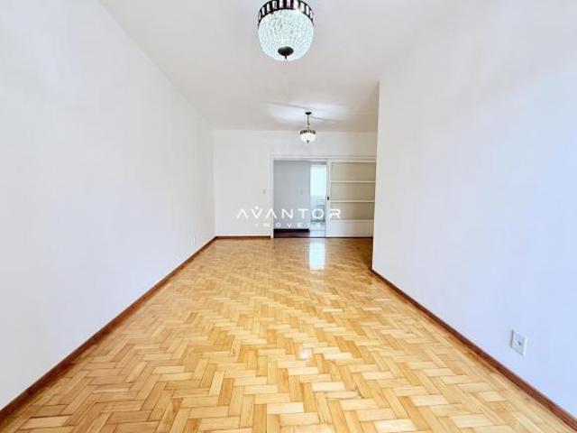 Apartamento central, com 3 dormitórios e dependência