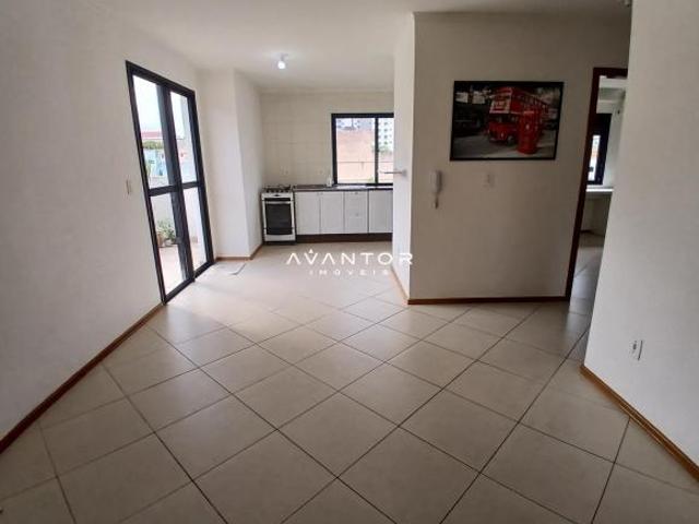 Apartamento Central de 2 dormitórios, semi mobiliado, sala de estar, banheiro so