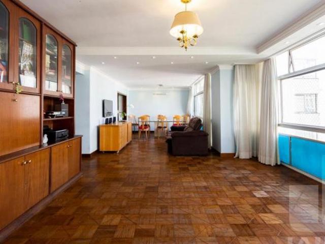 Apartamento charmoso com varanda, 4 dormitórios sendo 3 suítes e 2 vagas Higienópolis