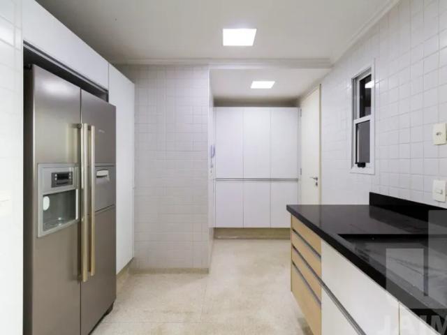 Apartamento charmoso com varanda, churrasqueira e sala com pé direito duplo em rua tranquila