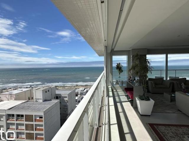 APARTAMENTO CINEMATOGRÁFICO NA PRAINHA